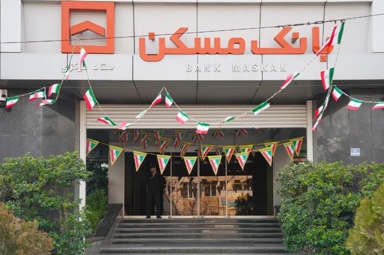 اذین بندی ورودی ساختمان بانک مسکن با پرچم جمهوری اسلامی ایران(گزارش ...